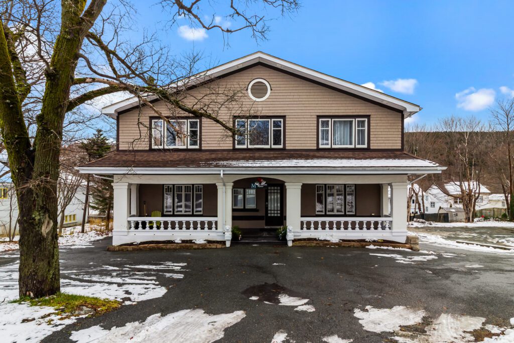 Midstrean Manor Unit 8 - Leaside Manor